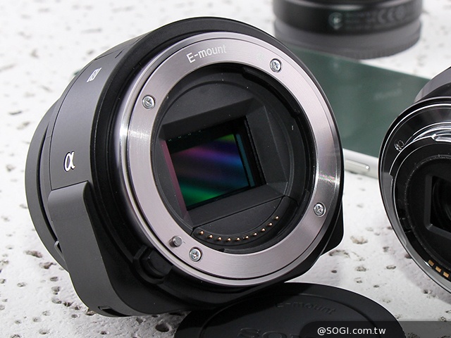 行動攝錄新體驗！Sony ILCE-QX1相機還可外接鏡頭使用- SOGI 手機王