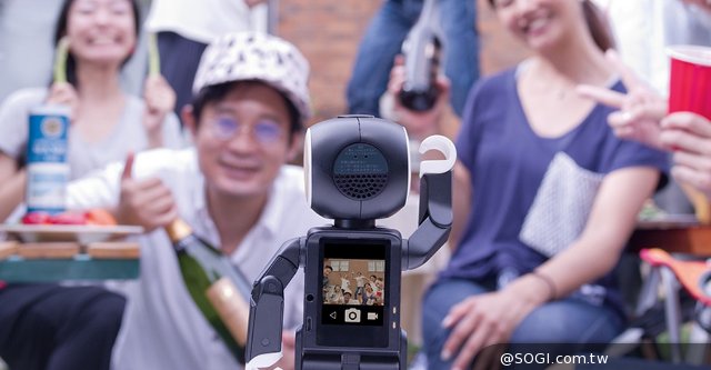 是機器人、也是手機！夏普RoBoHoN發表- SOGI 手機王