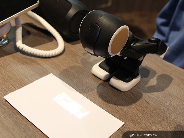 超可愛！夏普RoBoHoN機器人手機動手玩[MWC 2016]- SOGI 手機王