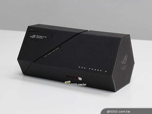 多了空氣動力散熱閥 ROG Phone 6D Ultimate開箱體驗- SOGI 手機王